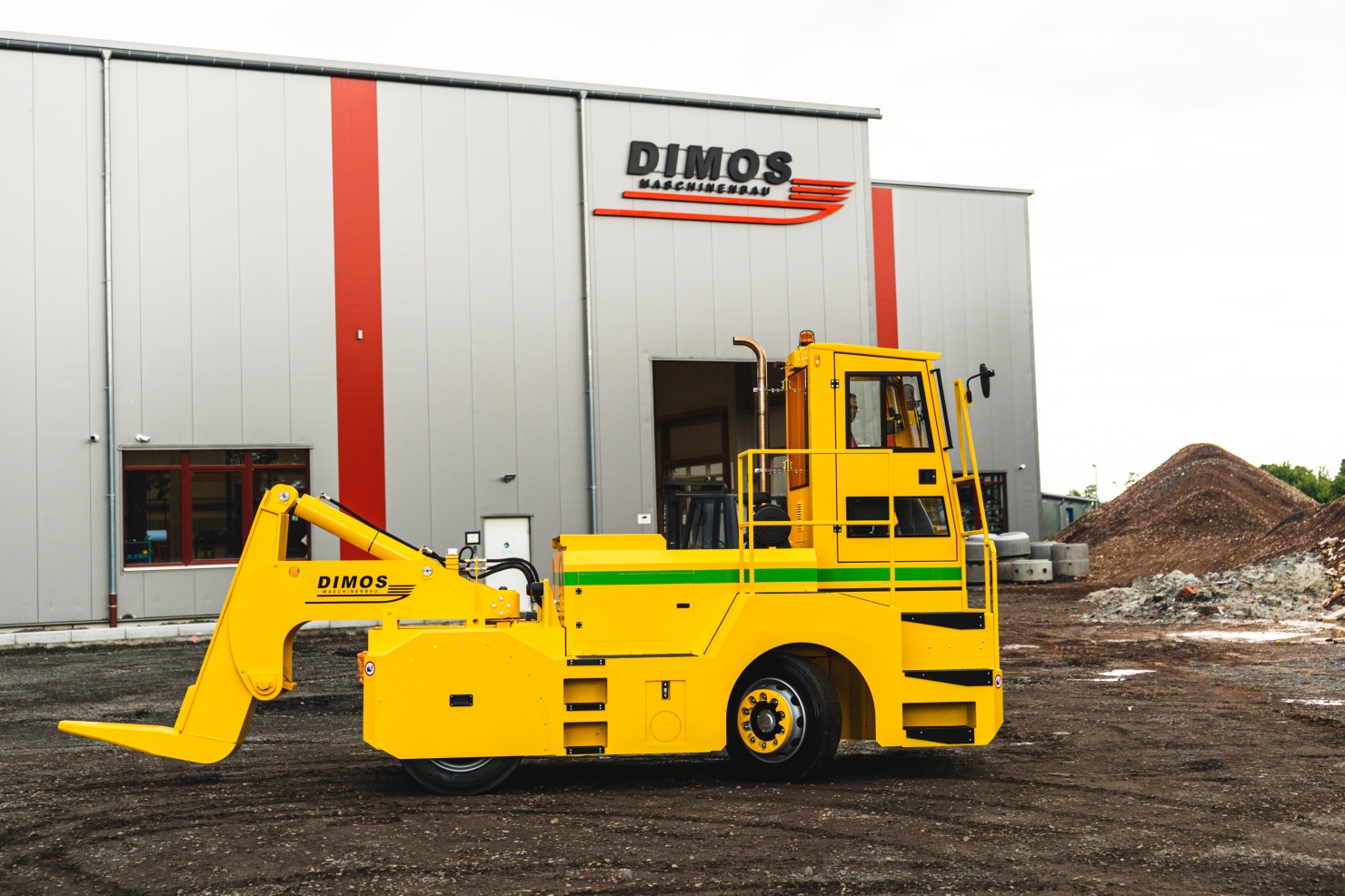 Sonderfahrzeuge: Portalstapler, Werkzeugwechsler und andere ...